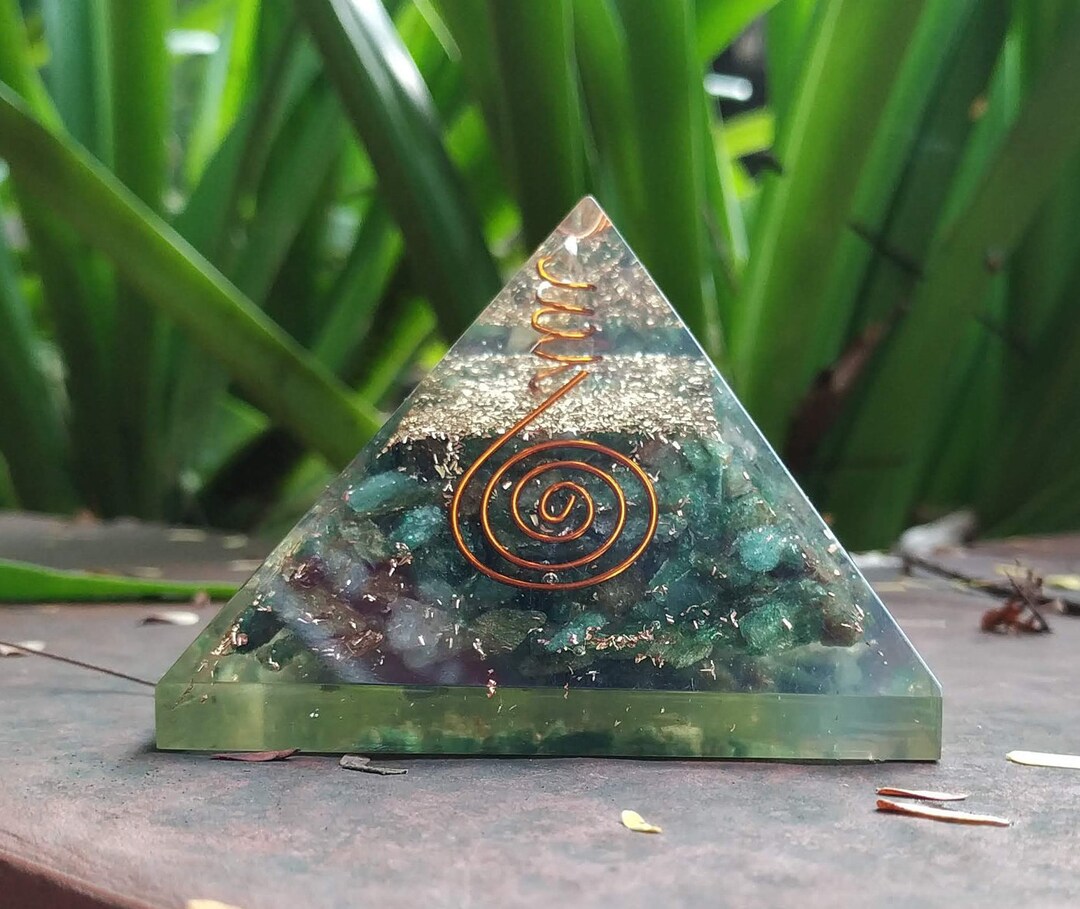 Schöne grüne Aventurin-Chips-Orgel-Pyramide mit Kupferspule innen ...