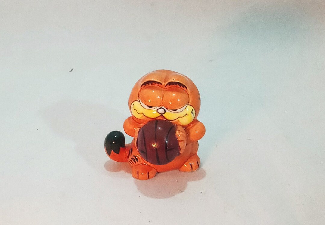 Garfield the Cat Playing Basketball, 1978, 1981, Collectable, Ceramic ...