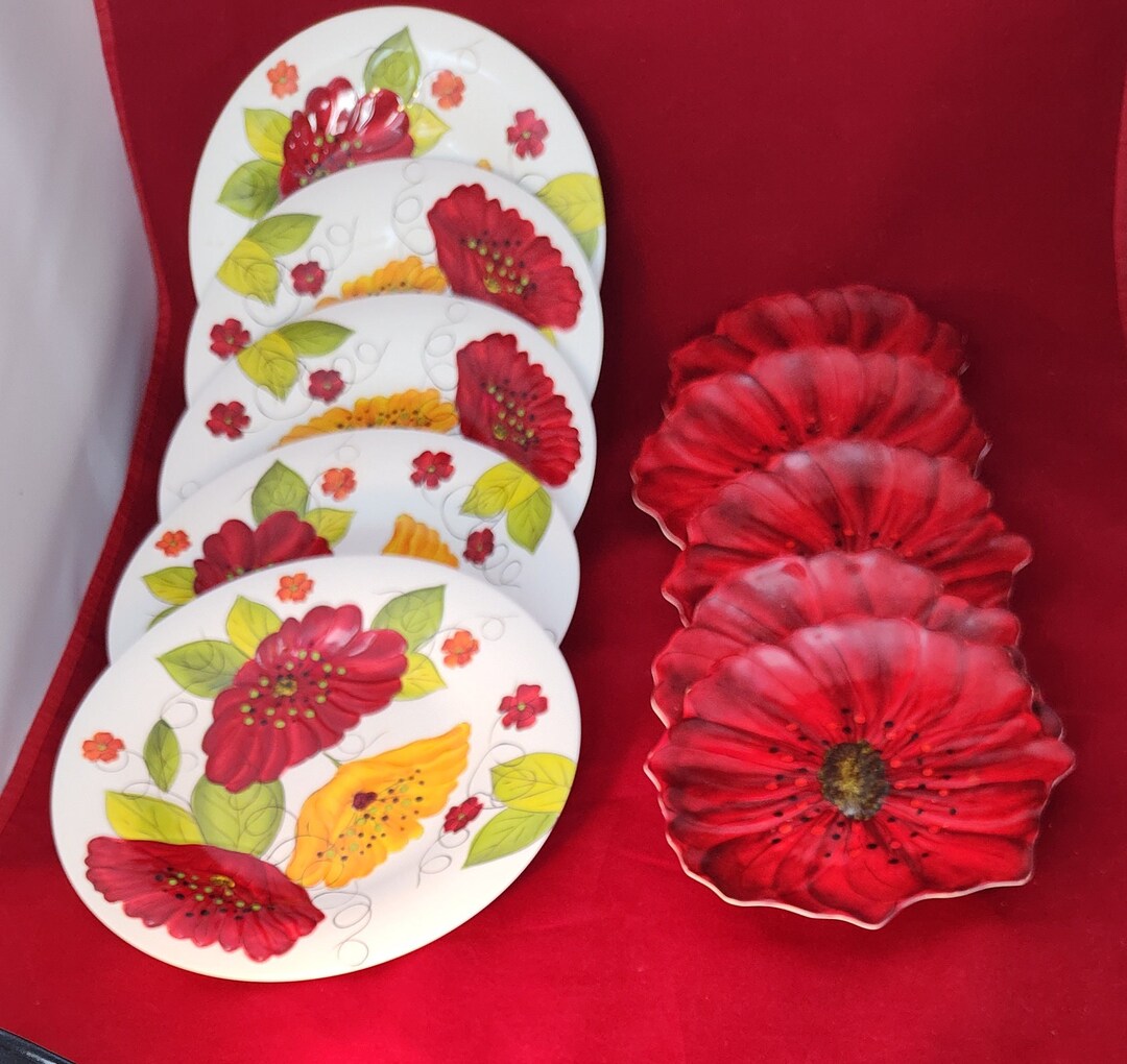 Set of 5 Plates and 5 Saucers of Poppy Flowers, Laurie Gates, Plastic ...