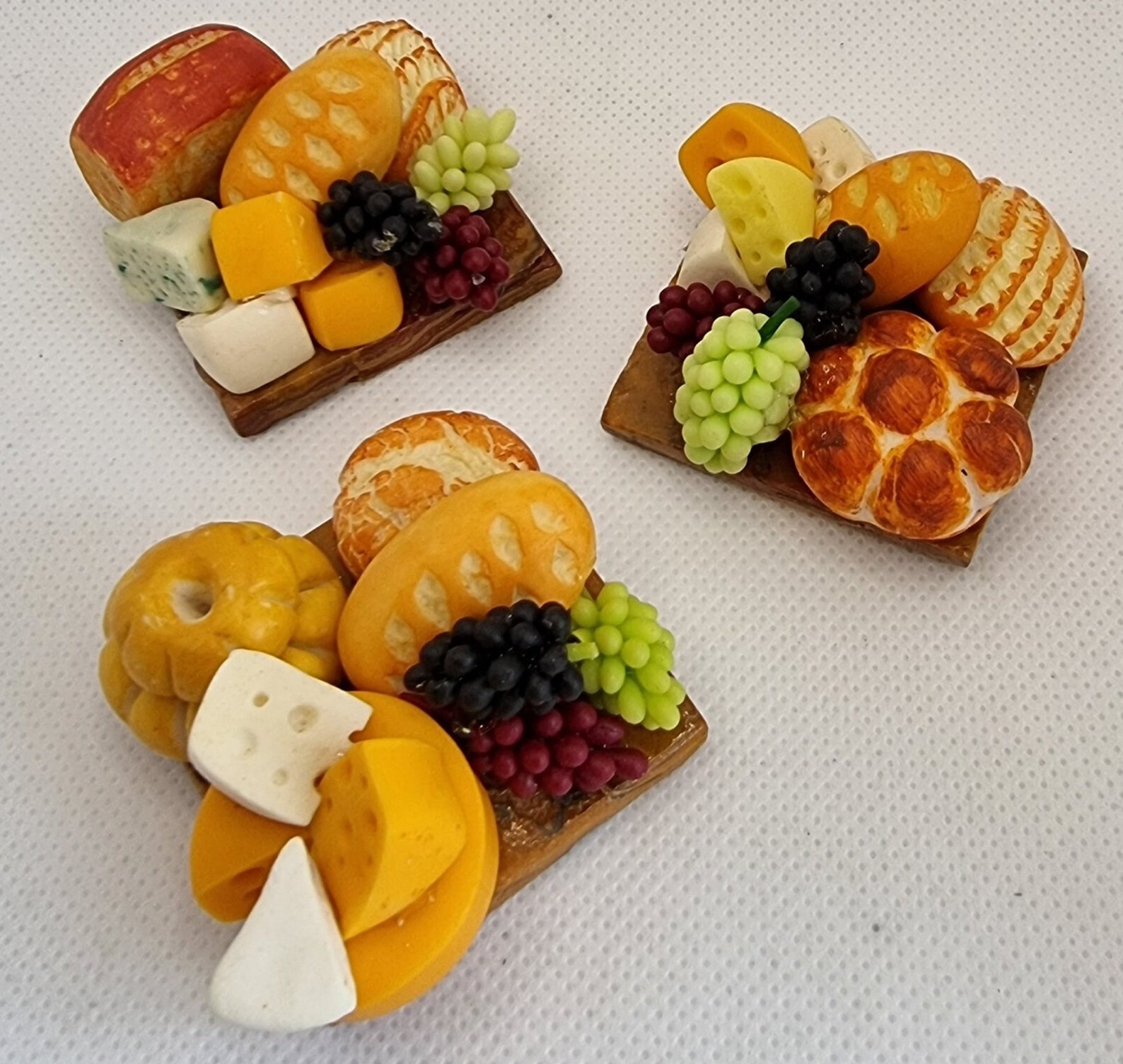 1:12 Dolls House Miniature Tudor Assorted Cheese and Bread on a Wooden ...