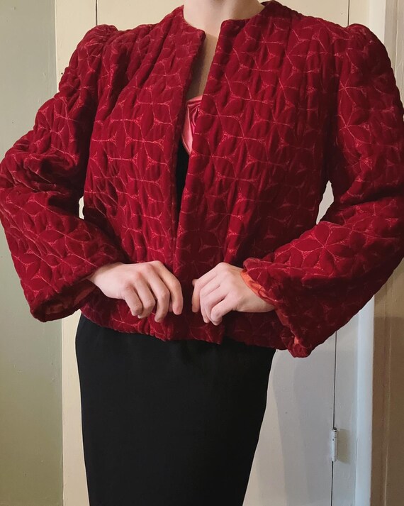 1940s Crimson Red Quilted Velvet Bed Jacket | S — M - Gem