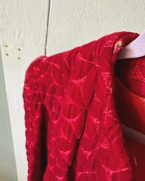 1940s Crimson Red Quilted Velvet Bed Jacket | S — M - Gem