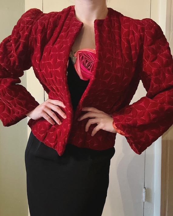 1940s Crimson Red Quilted Velvet Bed Jacket | S — M - Gem