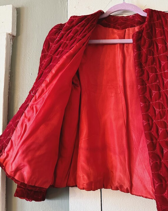 1940s Crimson Red Quilted Velvet Bed Jacket | S — M - Gem