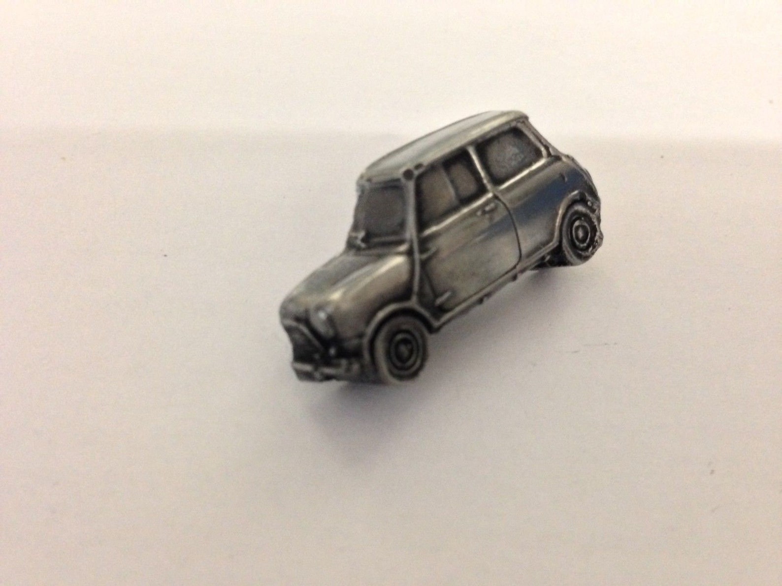 Classic Car Pewter Effect Mini Mk1 Ref144 Car Keyring or Pin Badge ...