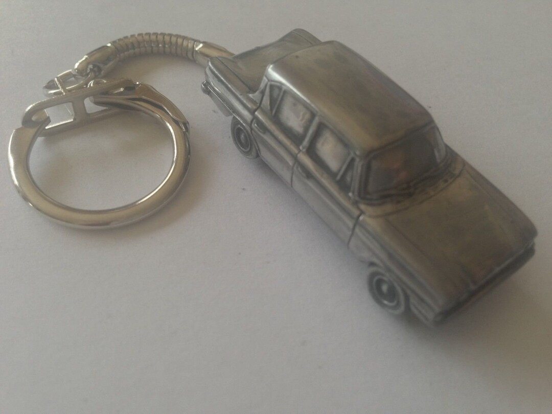 British Classic Car Consul Classic Ref76 Car Keyring or Pin Badge ...