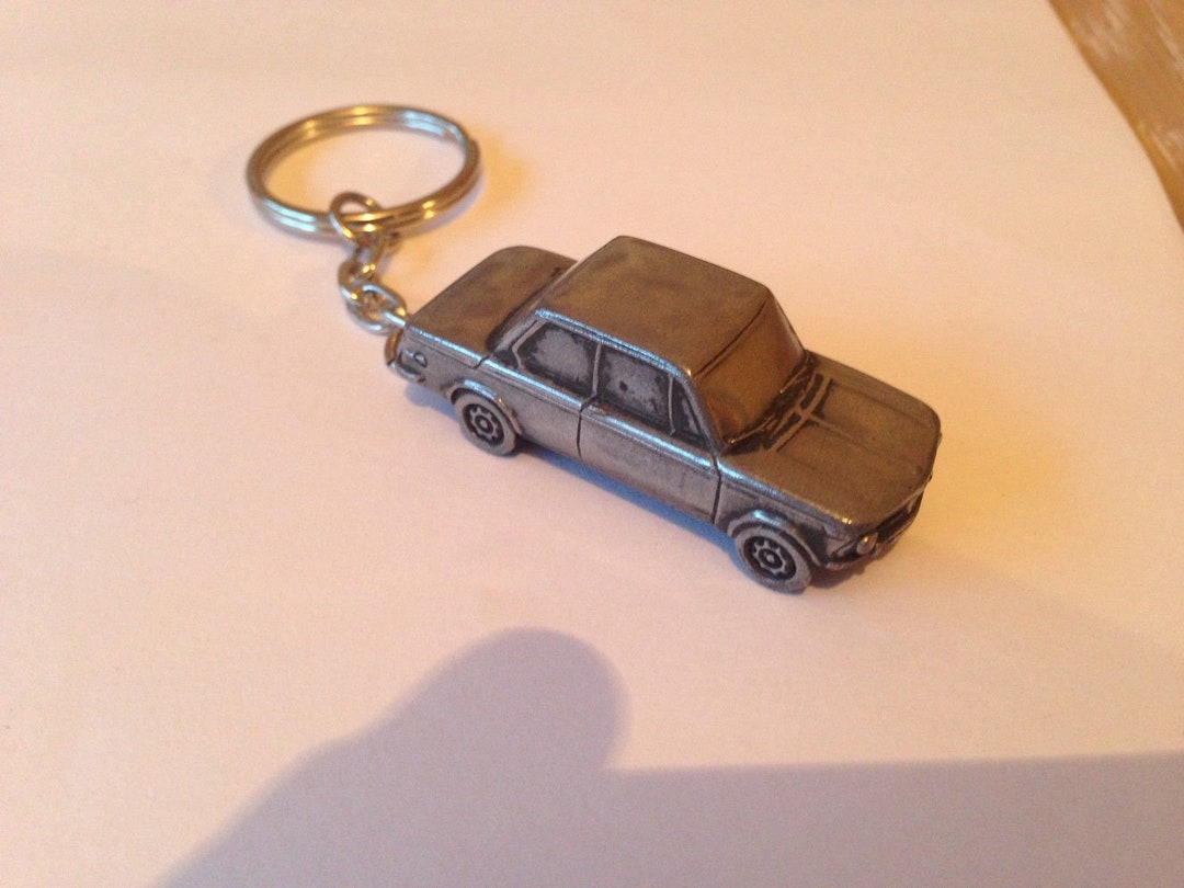 Classic German Car Pewter Effect BM 2002 Ref26 Car Keyring or Pin Badge ...
