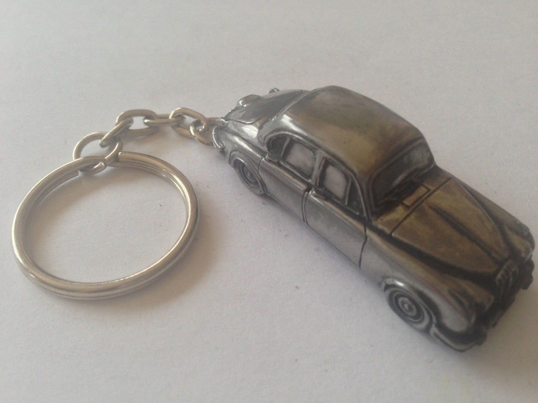 Classic Car Pewter Effect Daimler V8 Ref54 Car Keyring or Pin Badge ...