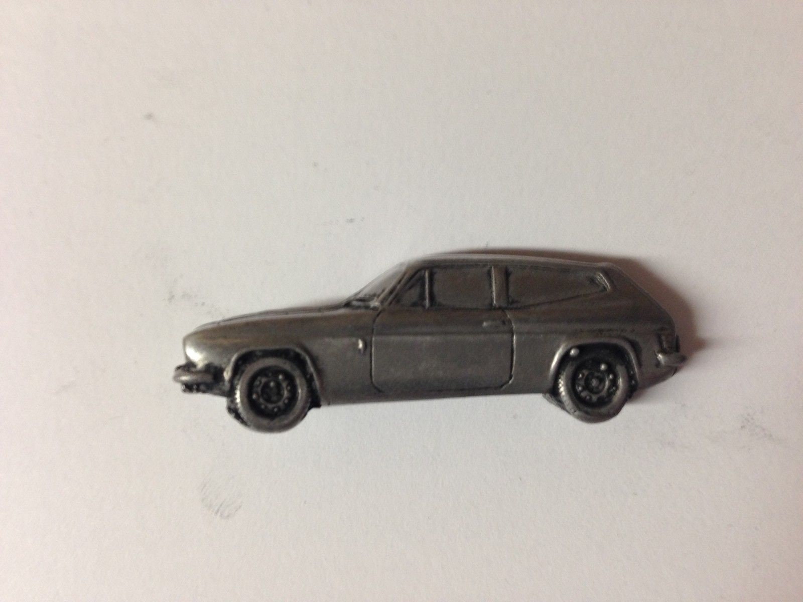 Classic British Car Scimitar GTE SE5 Ref198 Car Keyring or Pin Badge ...
