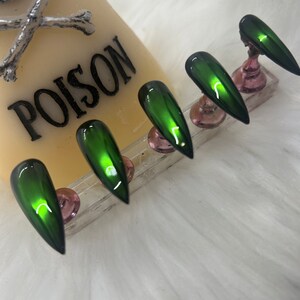 Newpoison Apple-glossy Chrome Green and Black Vampire Gel Nails Dirty ...