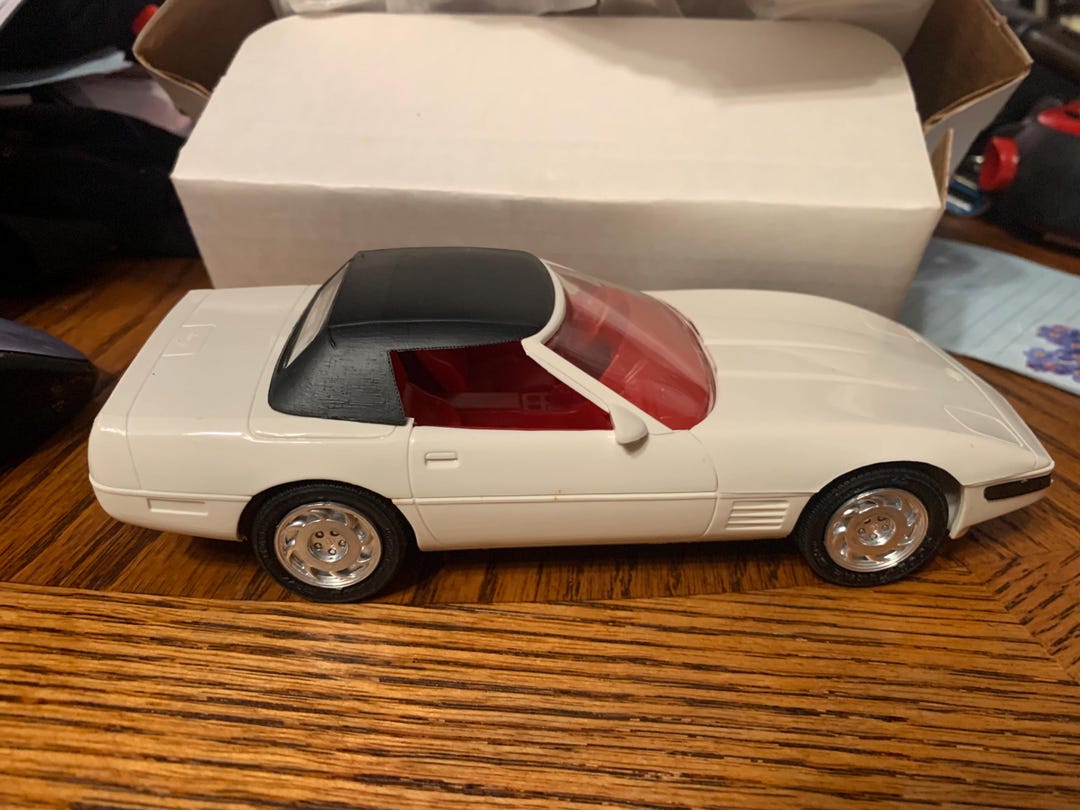 1:25 Scale 1992 Corvette Convertible. Dealer Promo of 1,000,000 ...