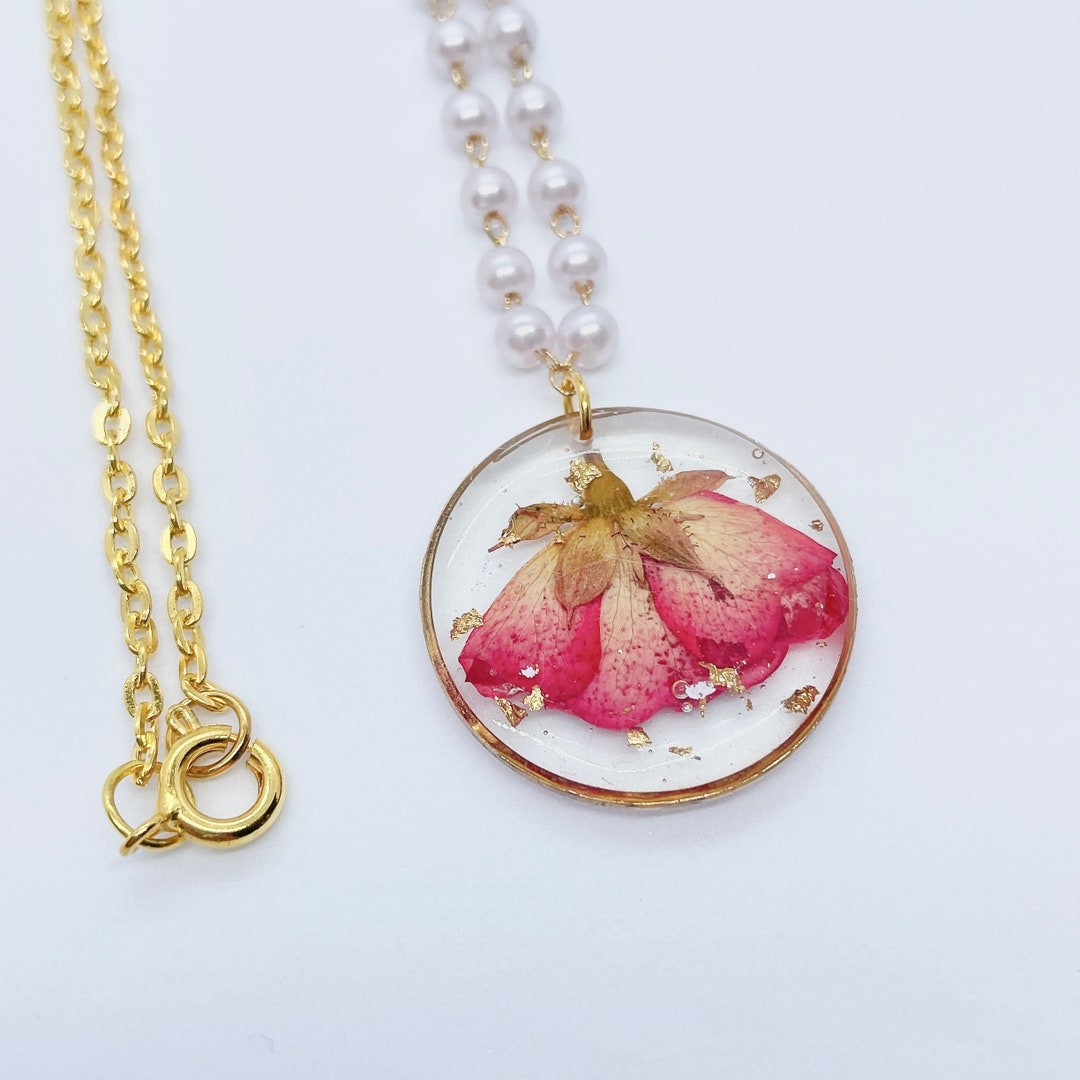 Rosenblüten Halskette, echte Rose, Resin, Handarbeit, rote Farbe, toll ...