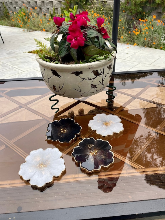 Handmade Flower Coaster Sets Made of Resin Black White Coasters With Gold Accents Black and White Decor Half Black half White per Set Etsy Ireland