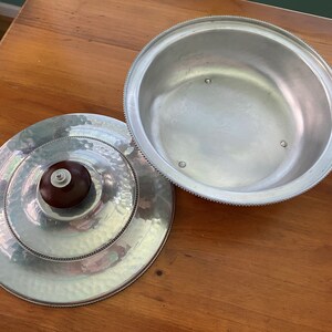 Vintage Pyrex 595 Divided Round Dish in a Hammered Aluminum Covered ...