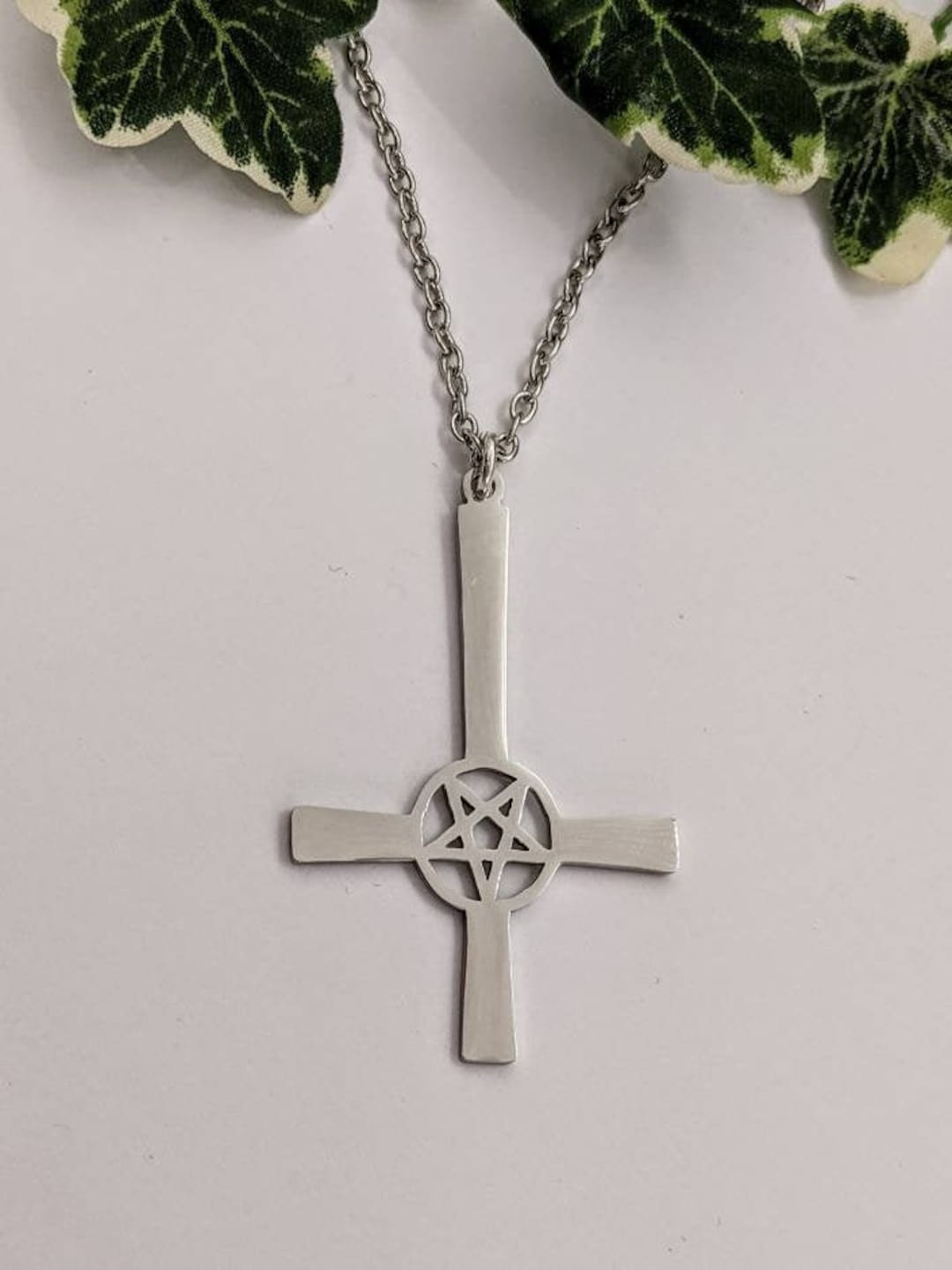 Collar de cruz invertida con pentagrama Acero inoxidable Protección ...