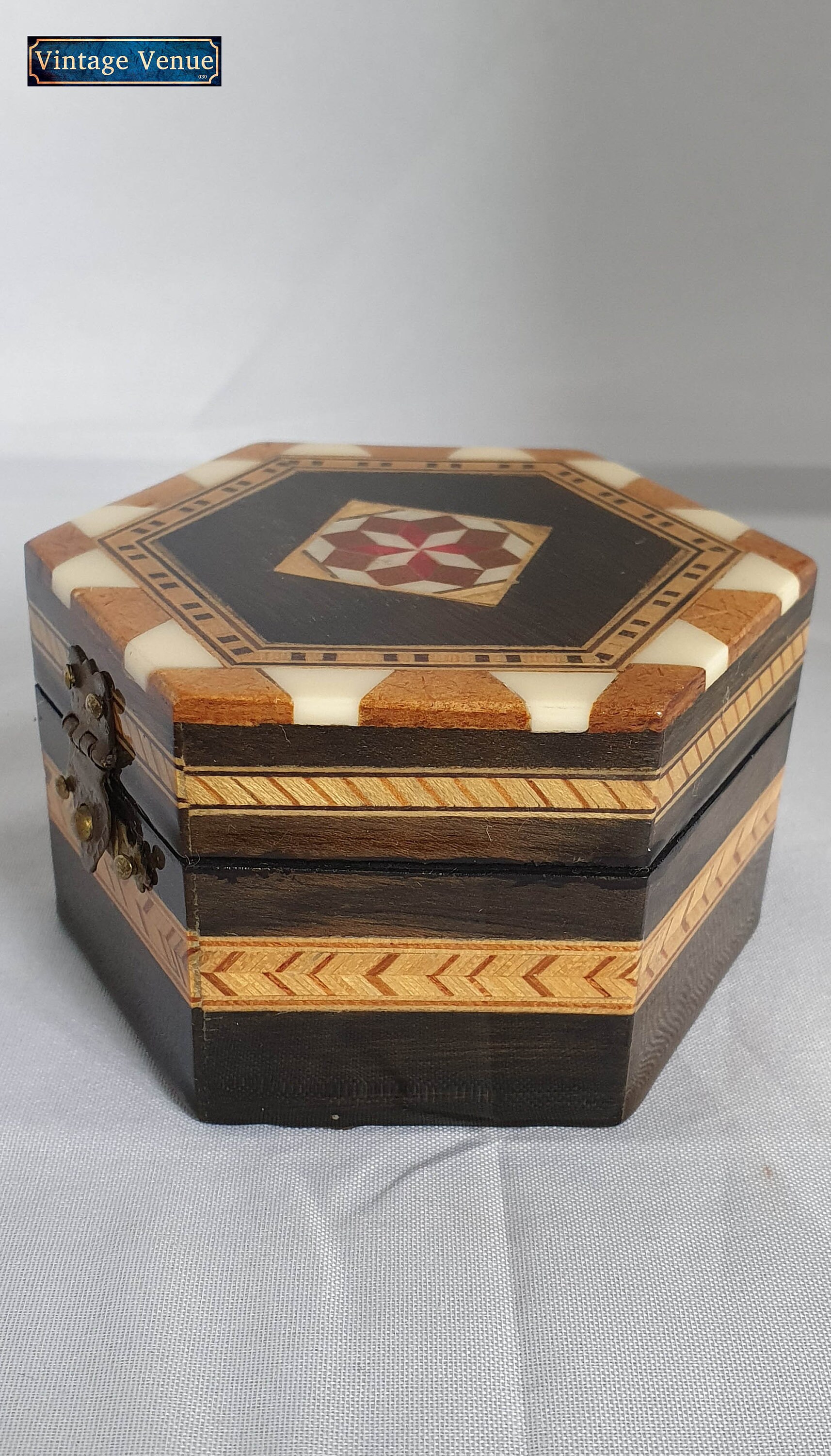 Vintage lacquered wooden handmade mosaic inlay hexacon box - Etsy Nederland