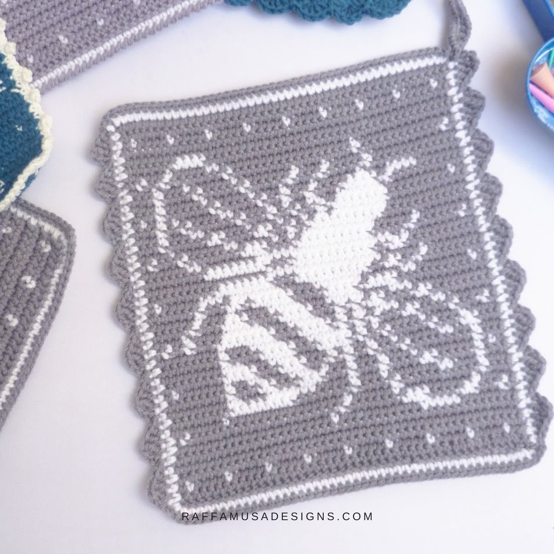 Crochet Pattern ~ Bee Potholder - Tapestry Crochet Hot Pad – Farmhouse ...