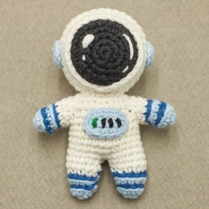 Amigurumi PATTERN Spaceman Crochet Keychain Pattern Astronaut Toy ...