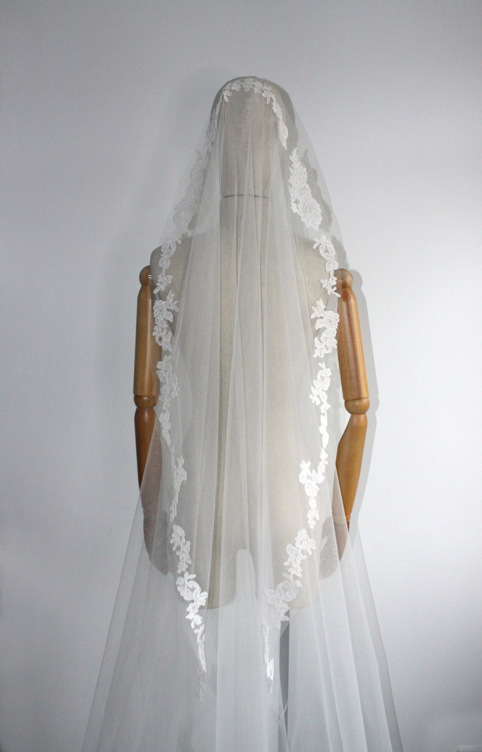 Royal length wedding veil princess wedding veil ivory color - Etsy Italia
