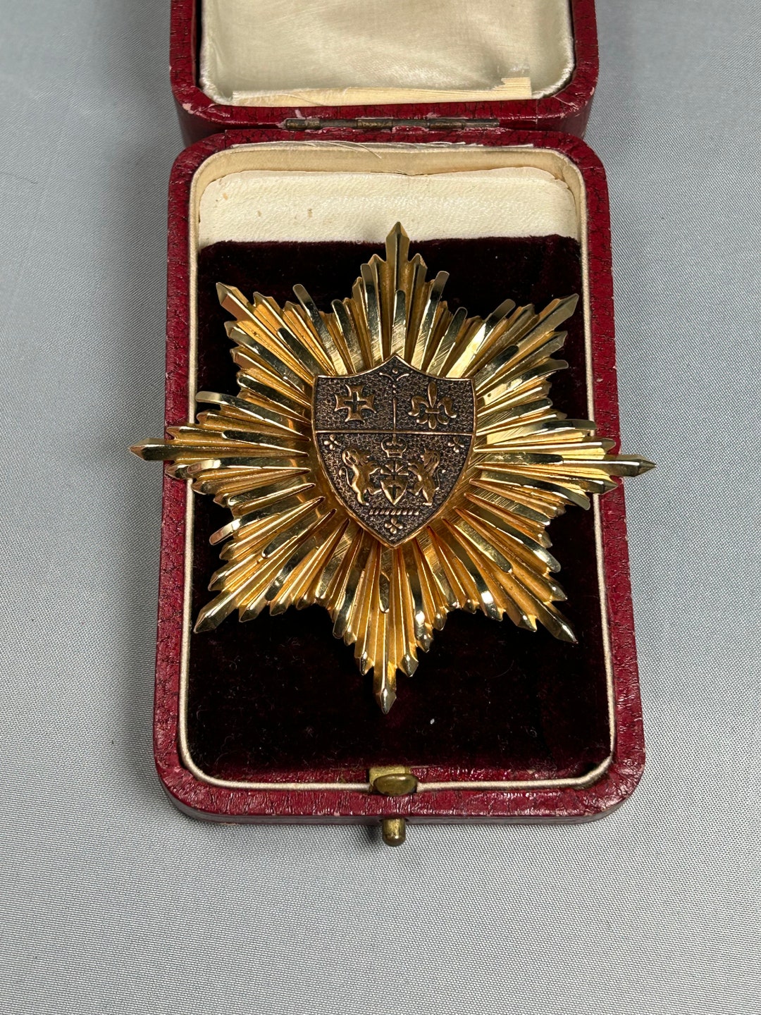 Vintage Gold Crest Brooch / Pendant Combo - Etsy