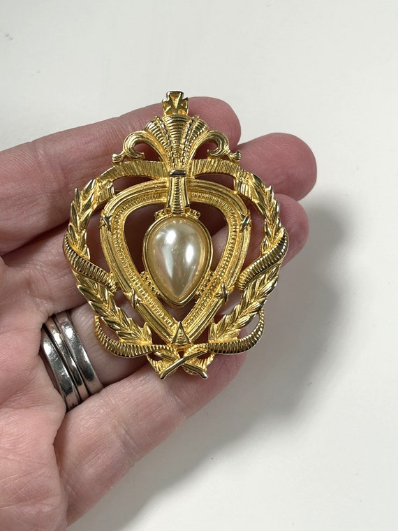 Vintage Paquette Gold Tone Crest Brooch with Faux Pea… - Gem
