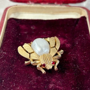 Vintage Crown Trifari Fantasia Gold Tone Fly Brooch With Faux Pearl ...