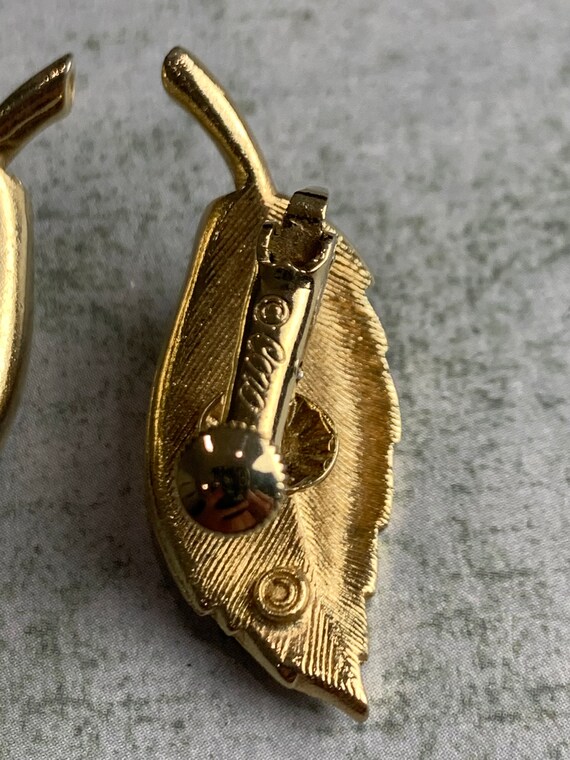 Vintage Coro Gold Feather Screw Back / Clip On Earrin… - Gem