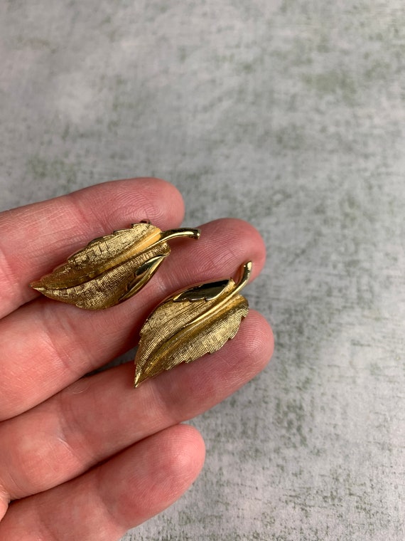 Vintage Coro Gold Feather Screw Back / Clip On Earrin… - Gem