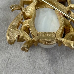 Vintage Crown Trifari Fantasia Gold Tone Fly Brooch With Faux Pearl ...