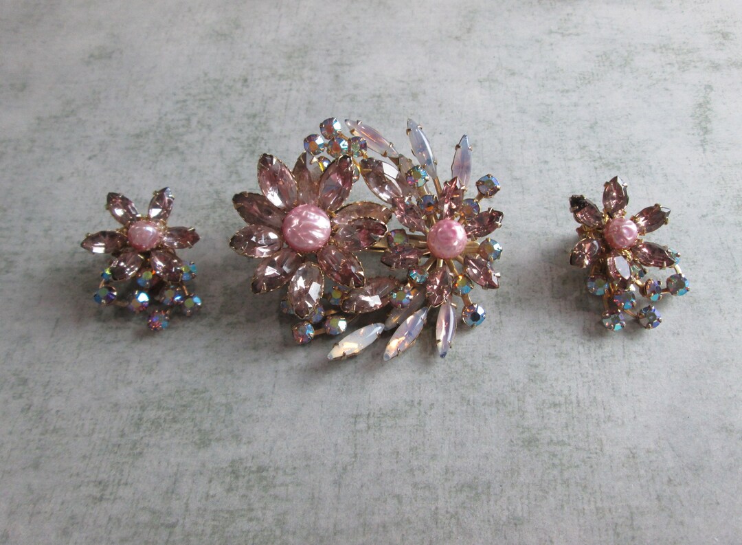 Stunning Vintage Matching Brooch and Clip on Earrings Set Swedge Deisgn ...