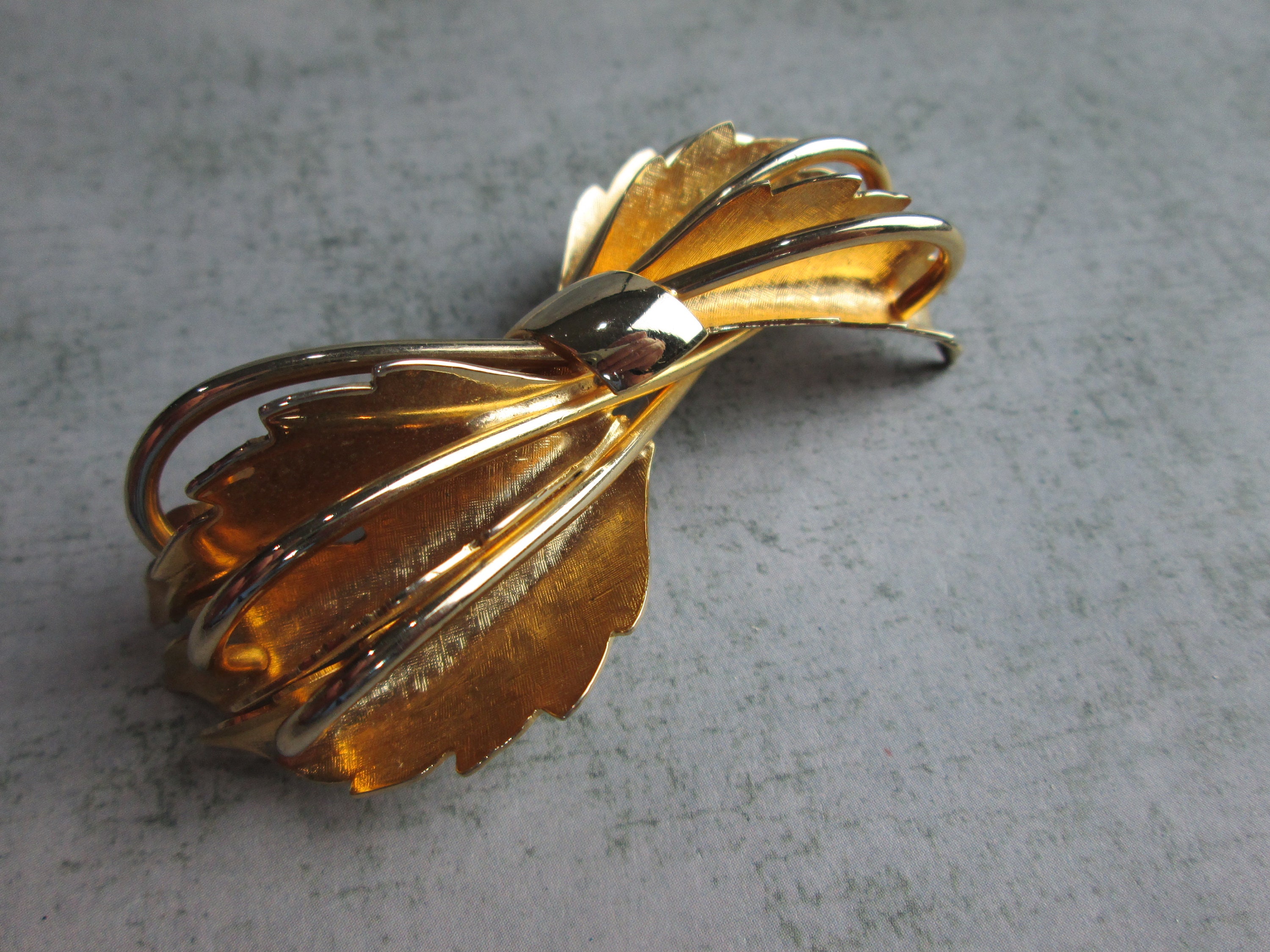 Vintage Capri Gold Tone 3D Brooch - Etsy