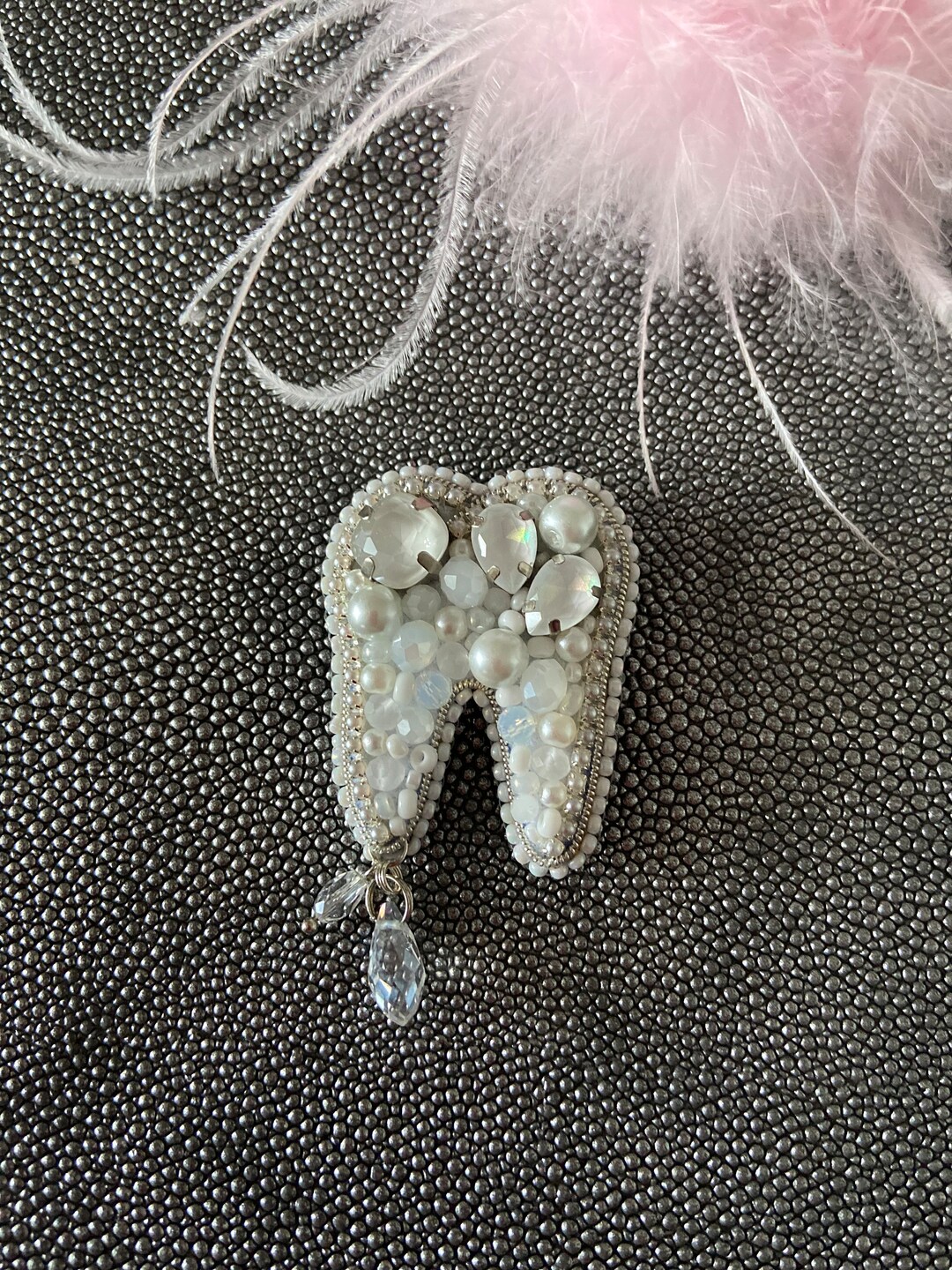 Broche Dent richement brodée de perles, faite à la main, dos en cuir ...