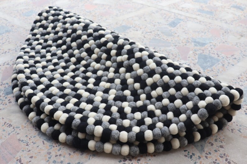 Gorgeous 90 to 300 Cm Woolen Felt Rugs, Pure Woolen Felt Rugs Handmade ...