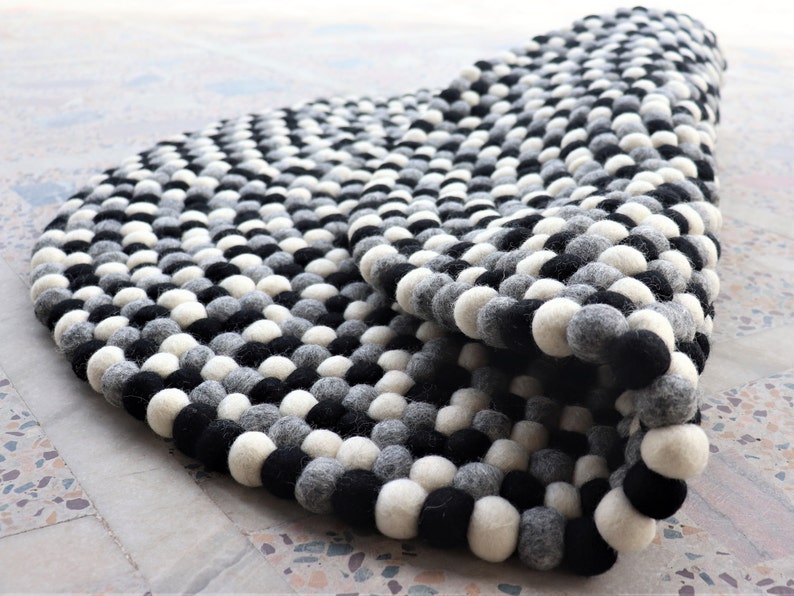 Gorgeous 90 to 300 Cm Woolen Felt Rugs, Pure Woolen Felt Rugs Handmade ...