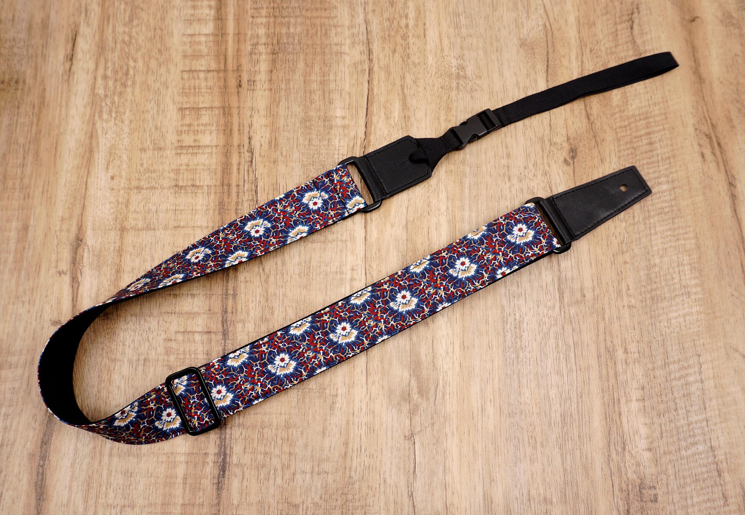 Personalized Thorn Daisy ukulele strap with leather ends | Etsy