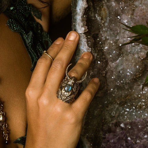 Crescent-crowned Frog Fingerpiece - Etsy