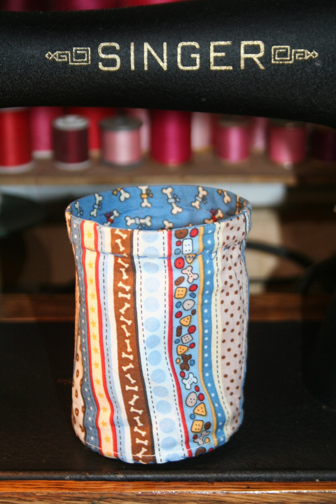 Dog Bones Twist-a-way Travel Thread Bin/ Thread Catcher / Collapsible / Foldaway Thread Hider ...