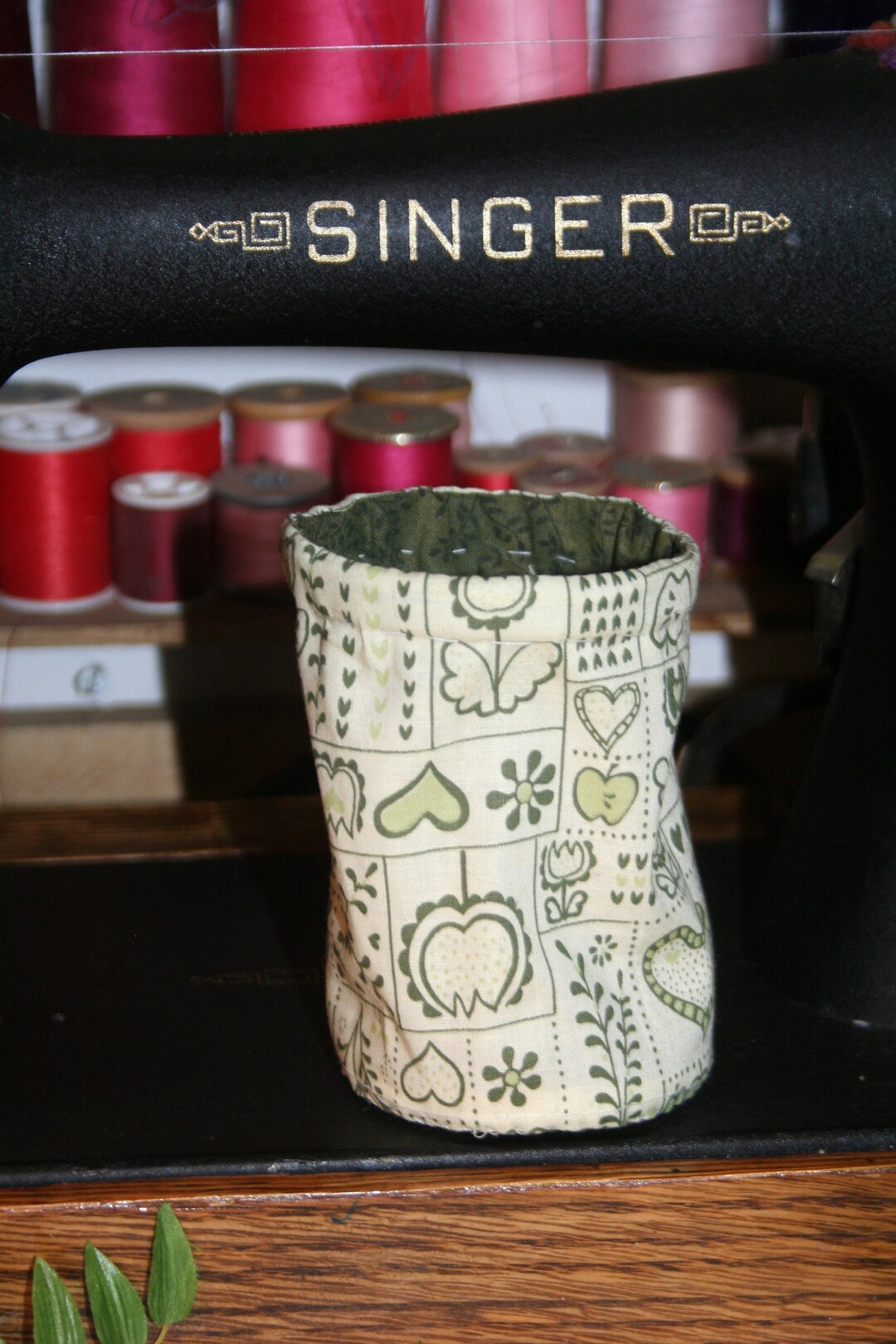 Reversable Twist-a-way Travel Thread Bin/ Thread Catcher / Collapsible ...