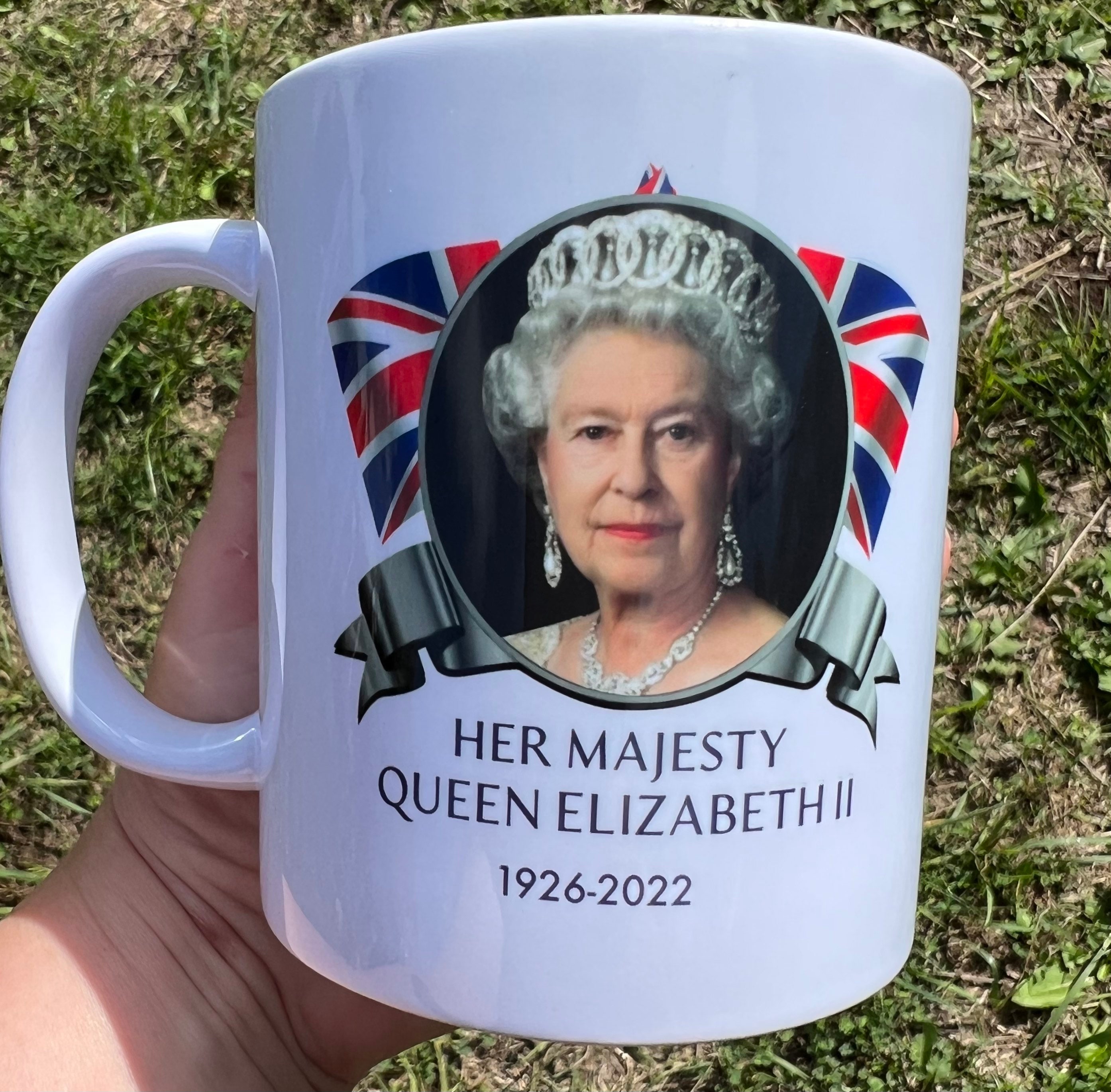 Her Majesty the Queen Commemorative Mug, Remembering the Queen ...
