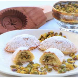 Pistachio Stuffed Maamoul, Lebanese Sweets, Pistachio Cookies ...