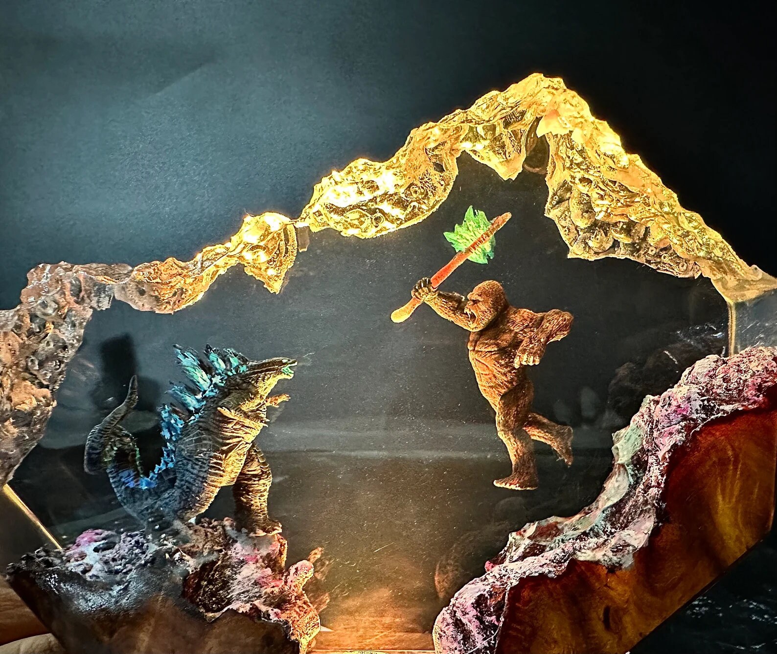 Godzilla X Kong Diorama Resin Wood Lamp, Two Legendary Monsters Fight ...