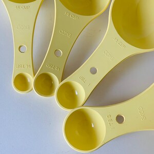 ECKO MEASURING SCOOPS, Set of 4 Retro Ecko Yellow Measuring Scoops and ...