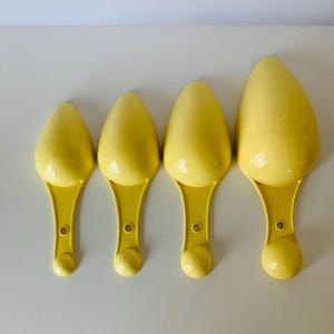 ECKO MEASURING SCOOPS, Set of 4 Retro Ecko Yellow Measuring Scoops and ...