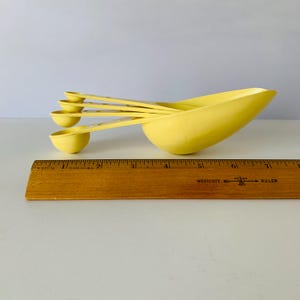 ECKO MEASURING SCOOPS, Set of 4 Retro Ecko Yellow Measuring Scoops and ...