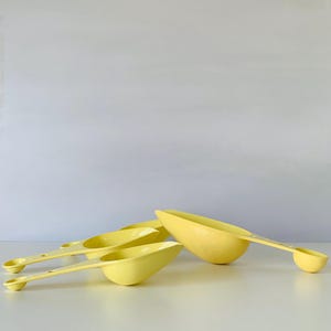 ECKO MEASURING SCOOPS, Set of 4 Retro Ecko Yellow Measuring Scoops and ...