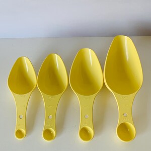 ECKO MEASURING SCOOPS, Set of 4 Retro Ecko Yellow Measuring Scoops and ...