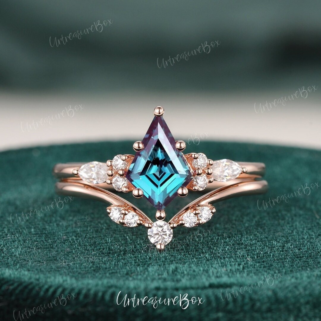 Kite Cut Alexandrite Engagement Ring Sets Unique Kite Cut Engagement ...