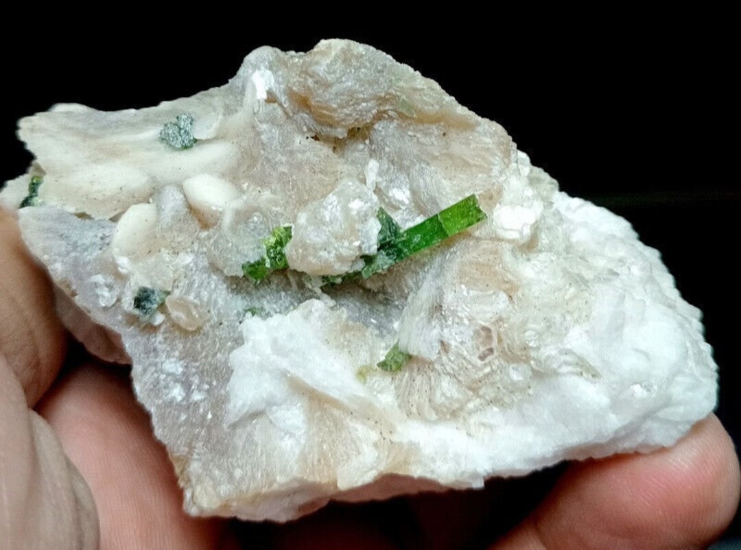 Tormalina verde su matrice Cristallo di tormalina verdelite su matrice ...