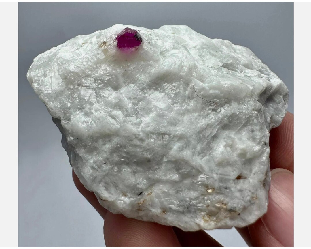 Abgeschlossener Rubin Kristall auf Marmor Matrix 83 Grm Fluorescent Gem ...