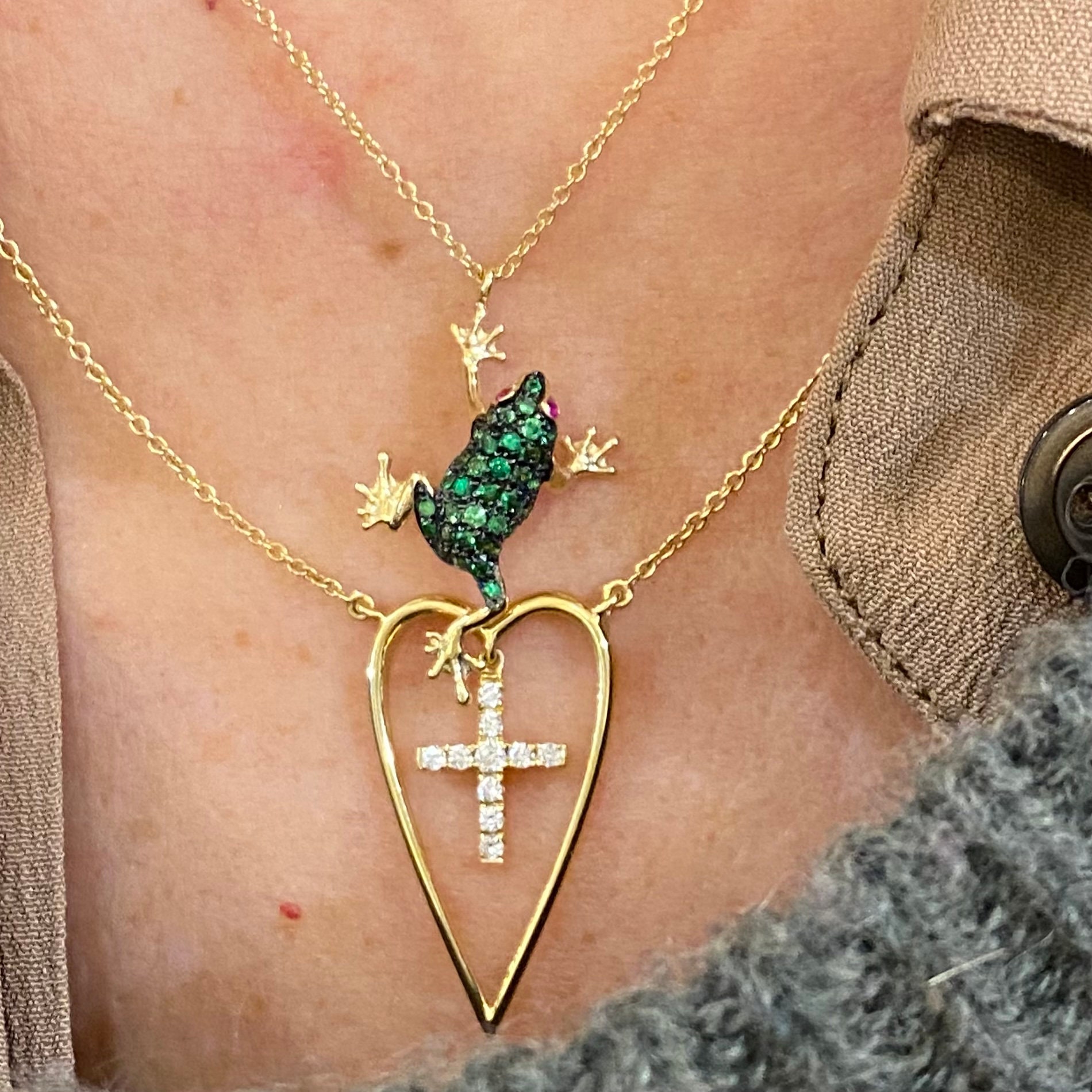 Frog Climbing 18k Yellow Gold Chain Necklace Covered With Natural ...